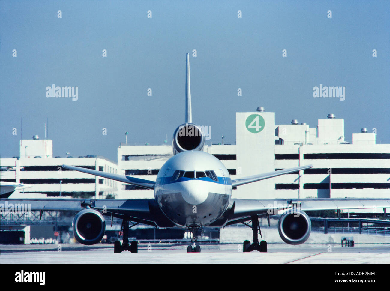 Airport ground crew ramp hi-res stock photography and images - Alamy