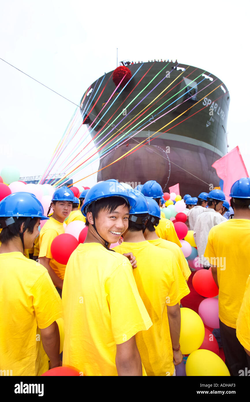 Workers and boatbuilding in Chinese Shipyard HJ Stock Photo - Alamy