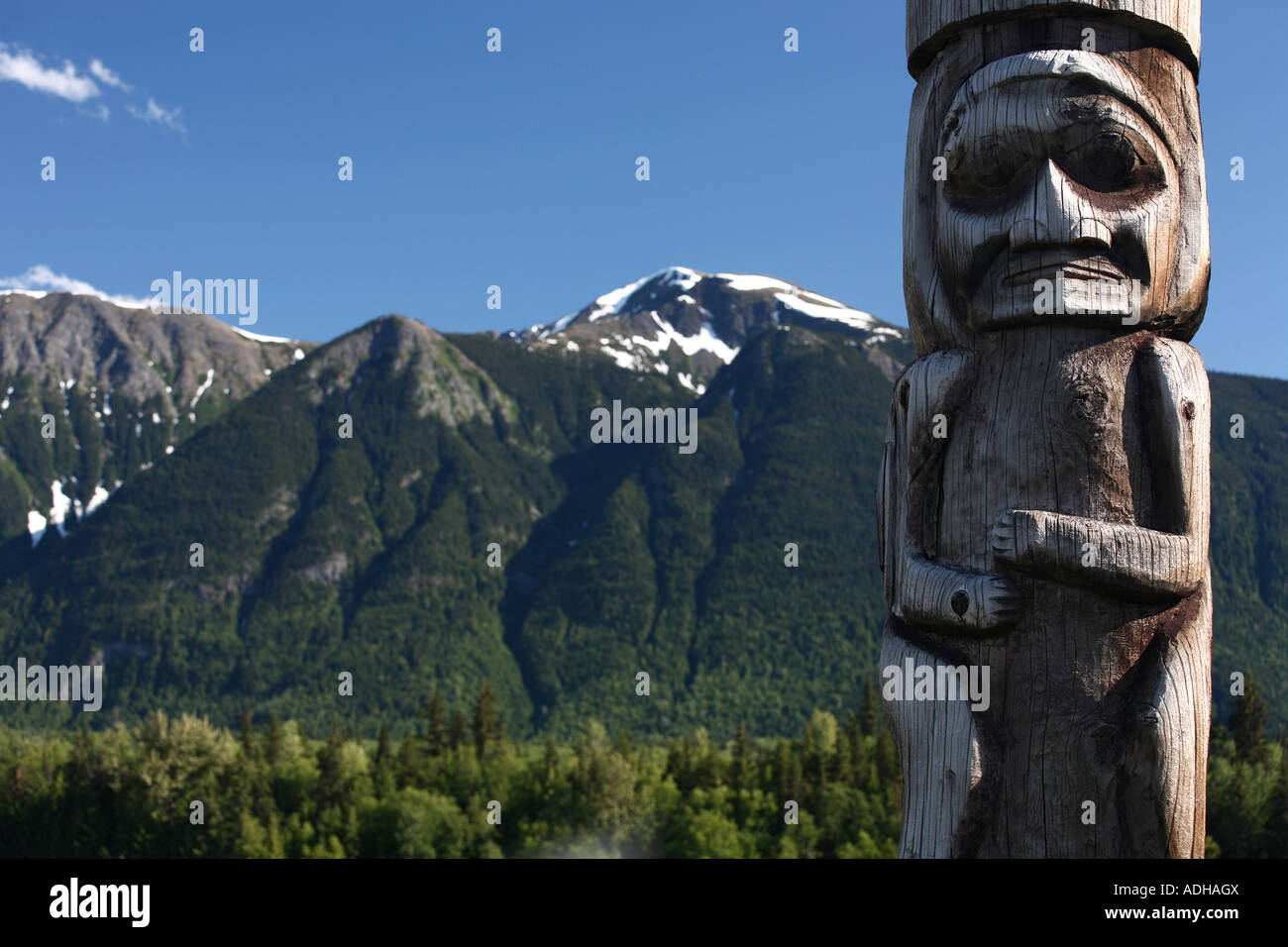 Totem pole and mountains at Kitwanga British Columbia Stock Photo - Alamy