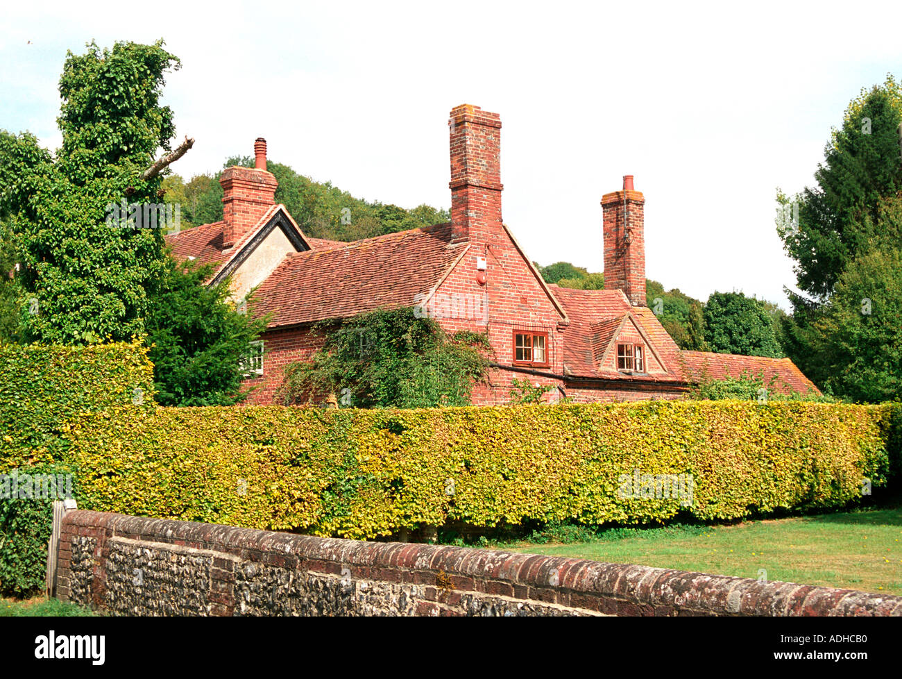 Beautiful cottages in a classic English village Stock Photo - Alamy