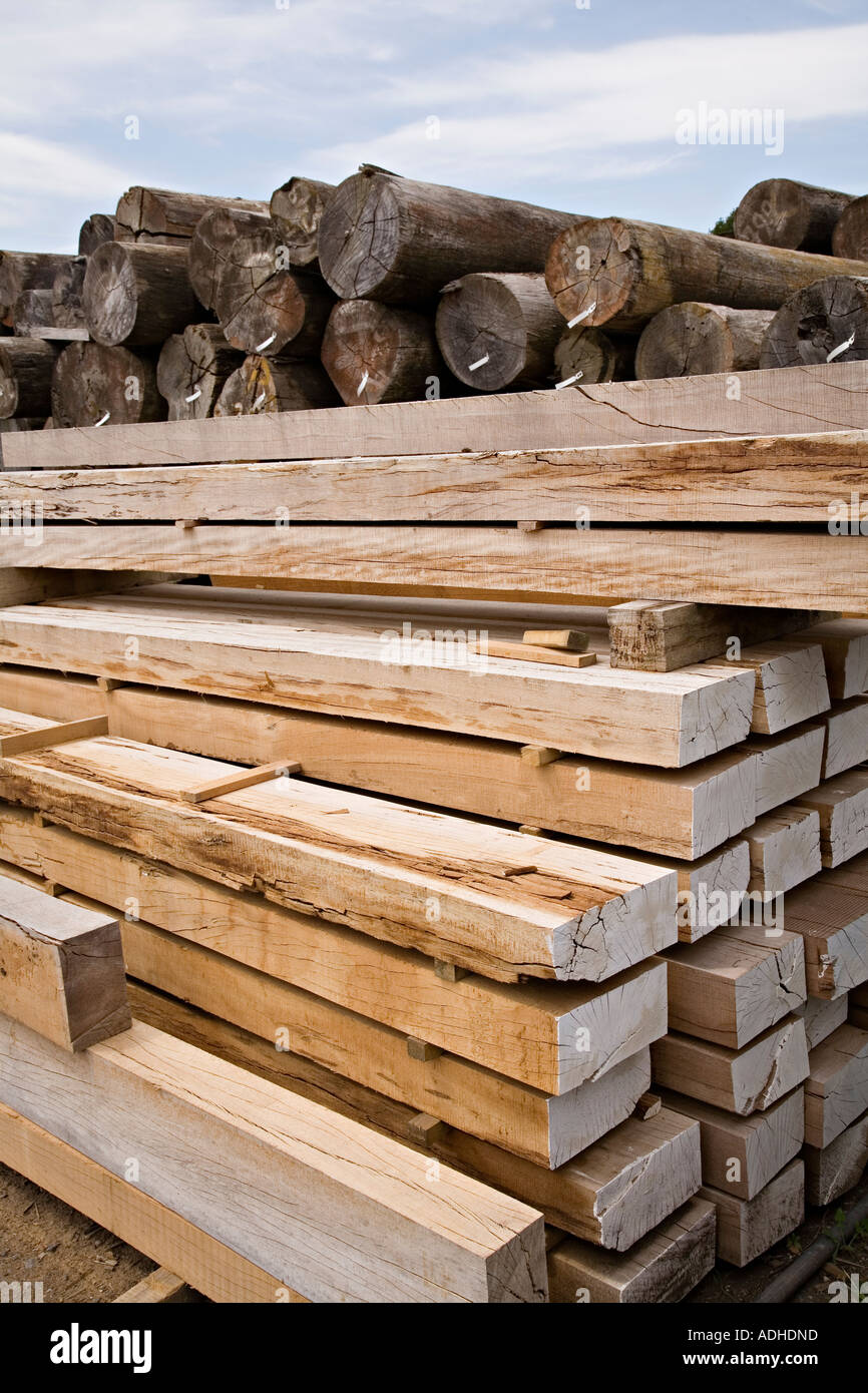 Building with logs hi-res stock photography and images - Alamy