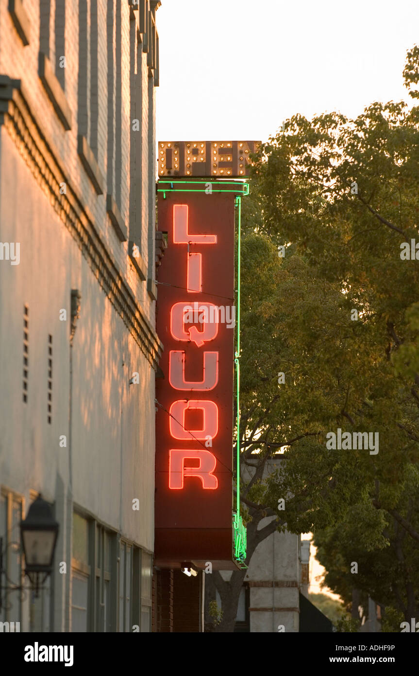Neon liquor store sign Stock Photo - Alamy