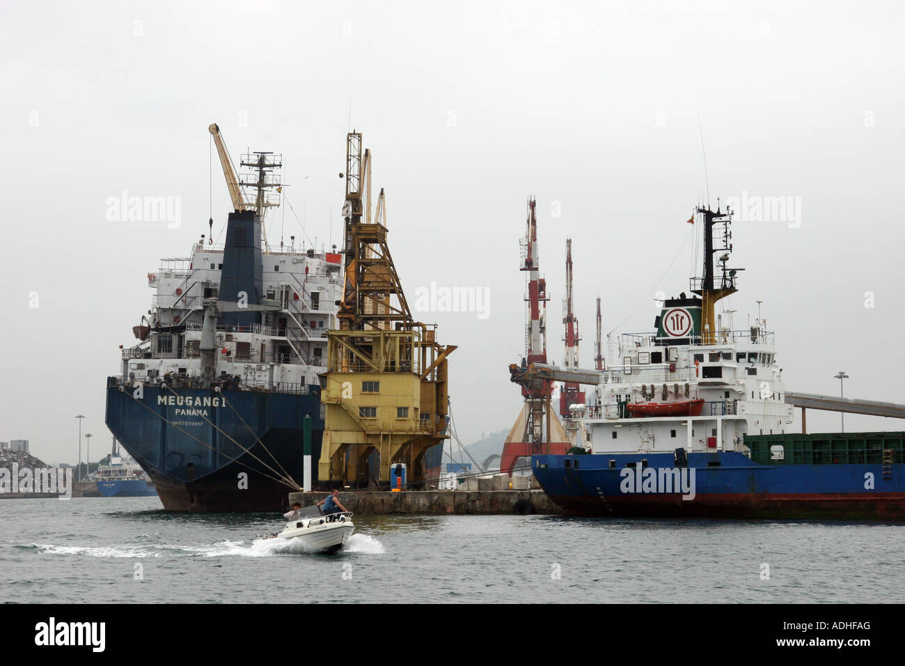 Loading small boats hi-res stock photography and images - Alamy