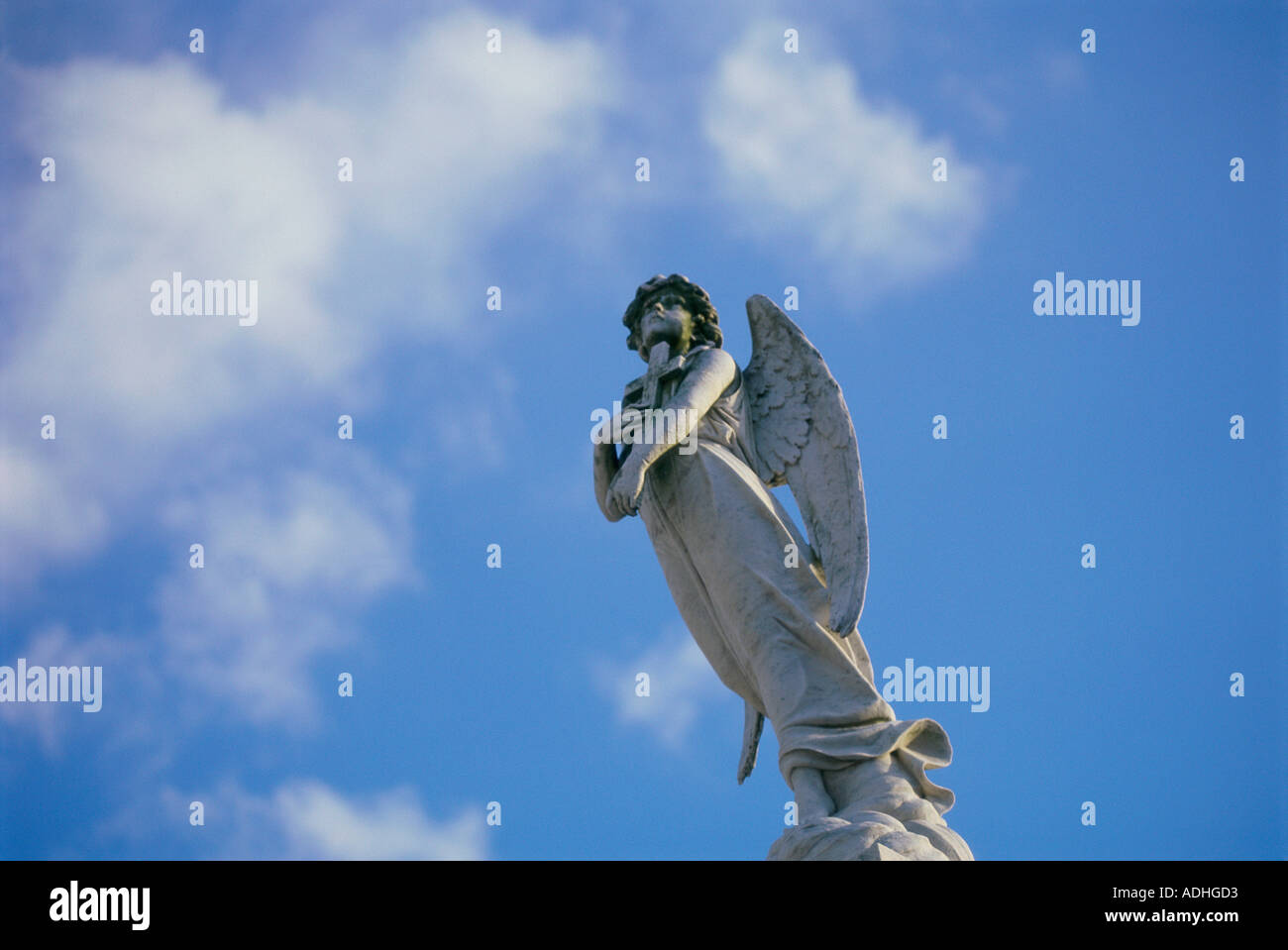 Sculpture of angel hi-res stock photography and images - Alamy