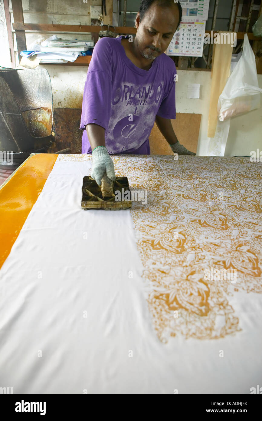 Batik - stamping a pattern in wax prior to dyeing Stock Photo - Alamy