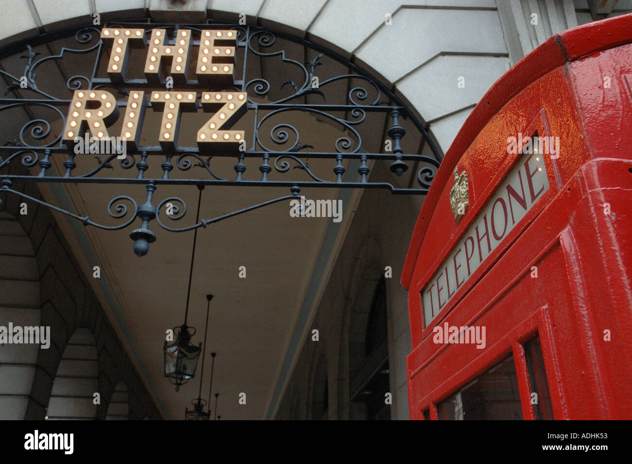 Outside the ritz hotel in central london hi-res stock photography and ...