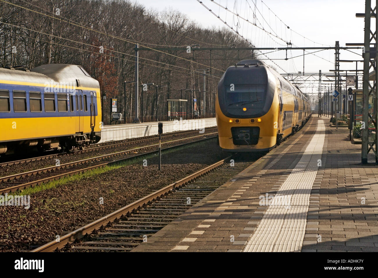 Double yellow train locomotive hi-res stock photography and images - Alamy