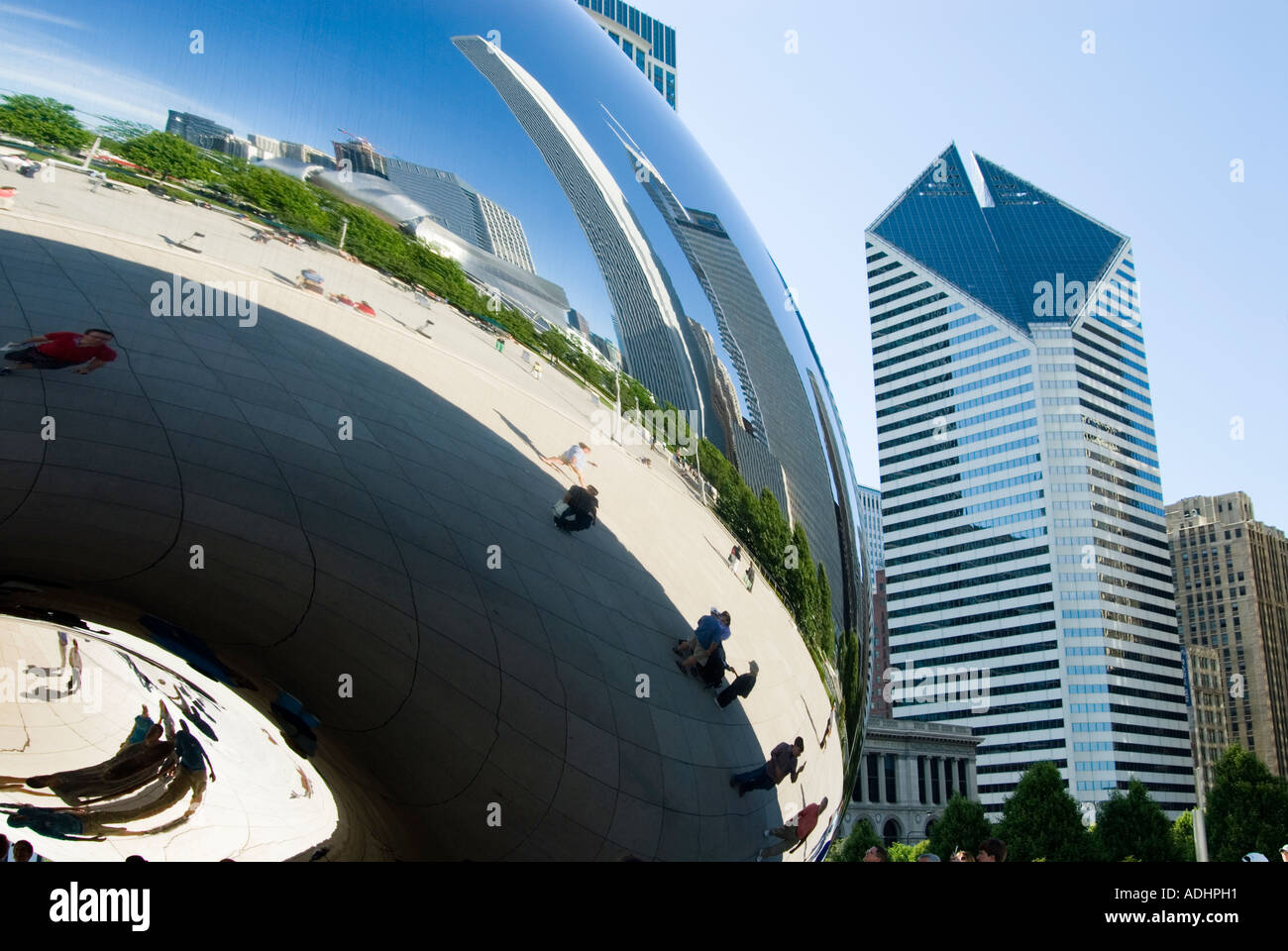 Chicago Bean Sculpture Reflection / Millennium Park Stock Photo - Alamy