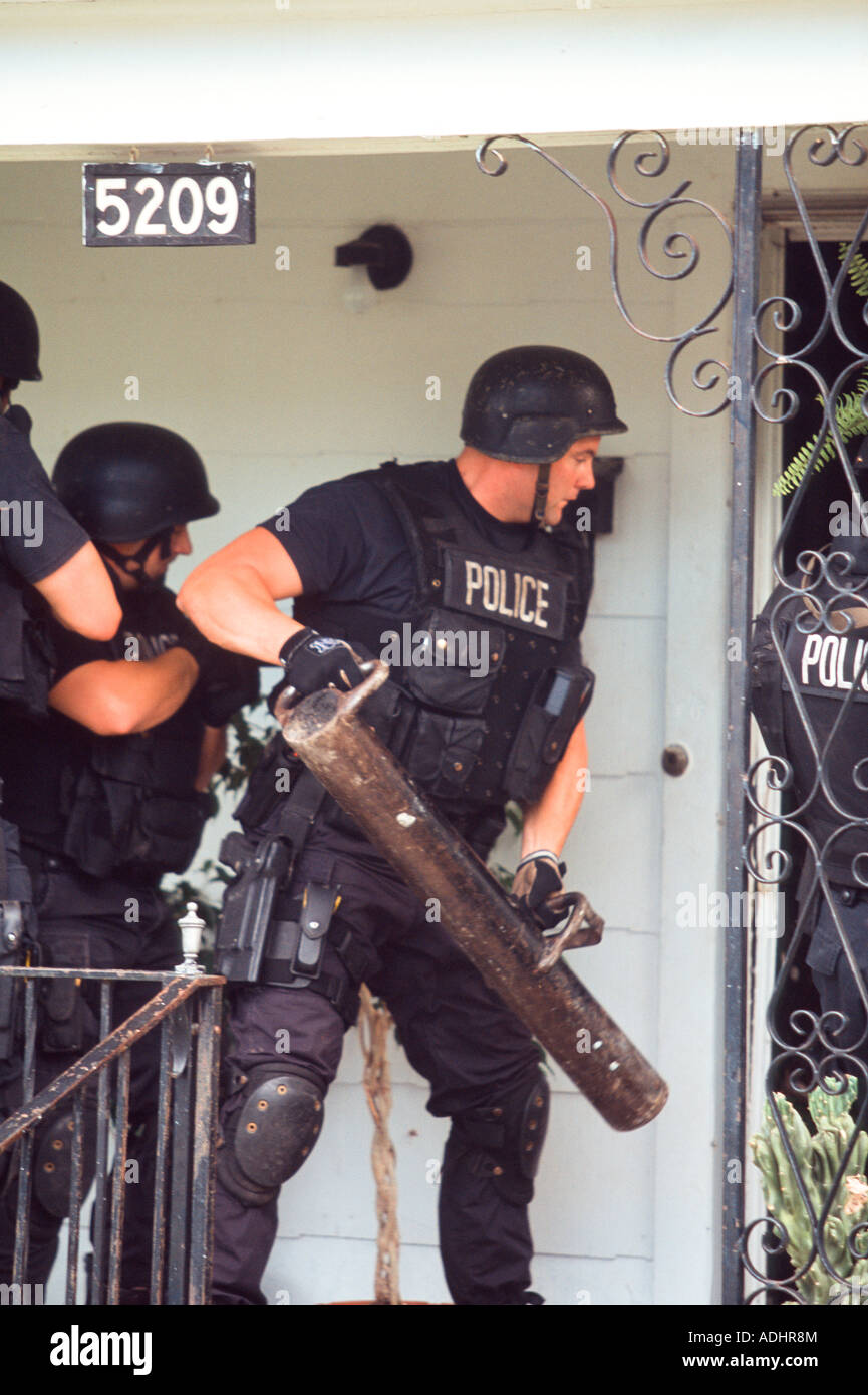 Tactical police team from Street Narcotics Unit serving high risk drug ...