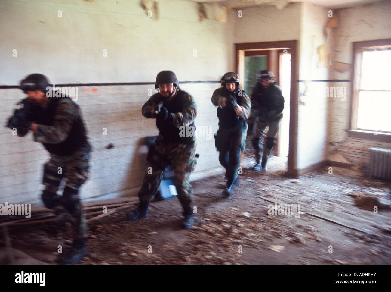 Swat training entering rooms moving hi-res stock photography and images ...