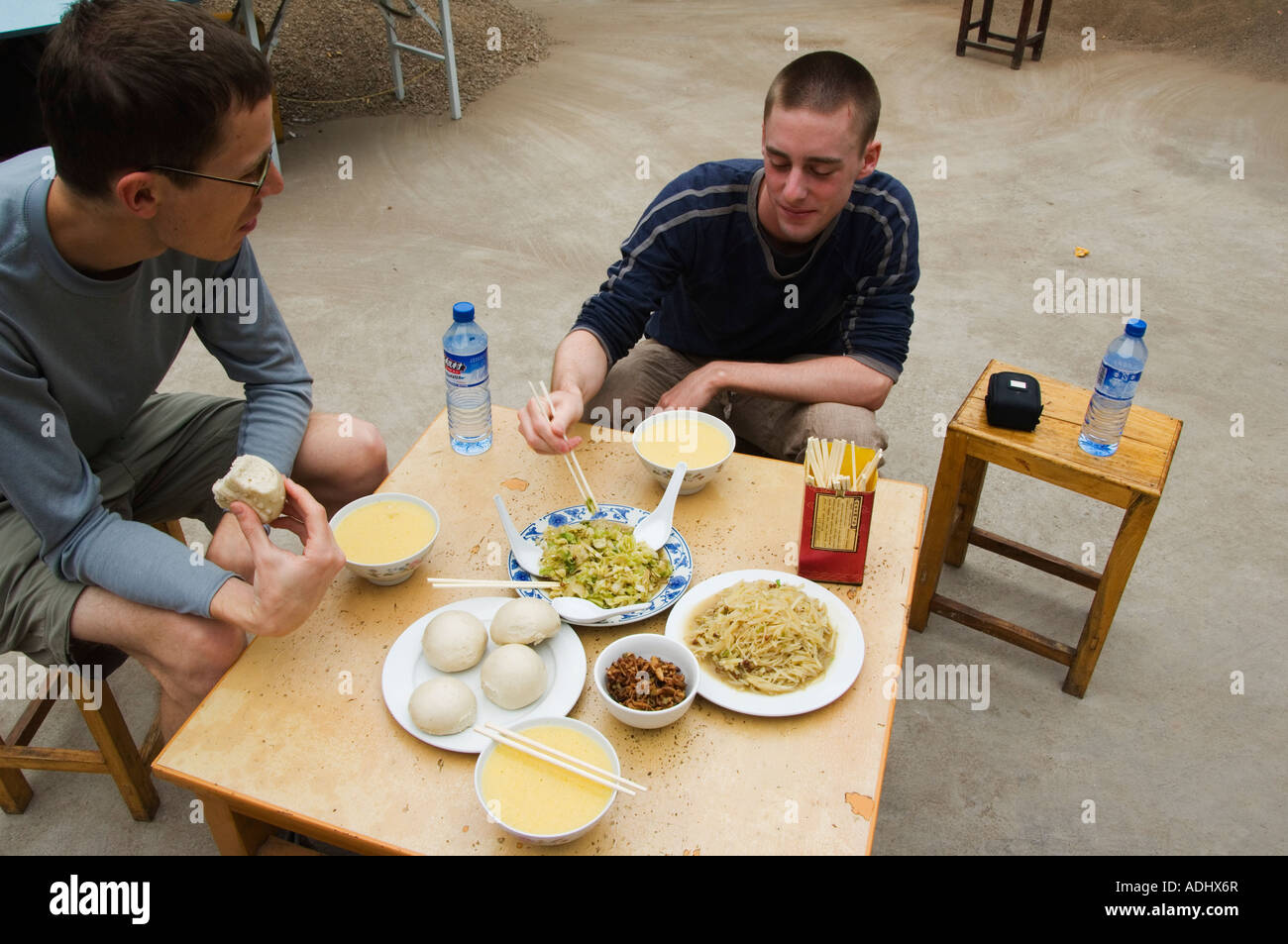 Foreign tourist eating hi-res stock photography and images - Alamy