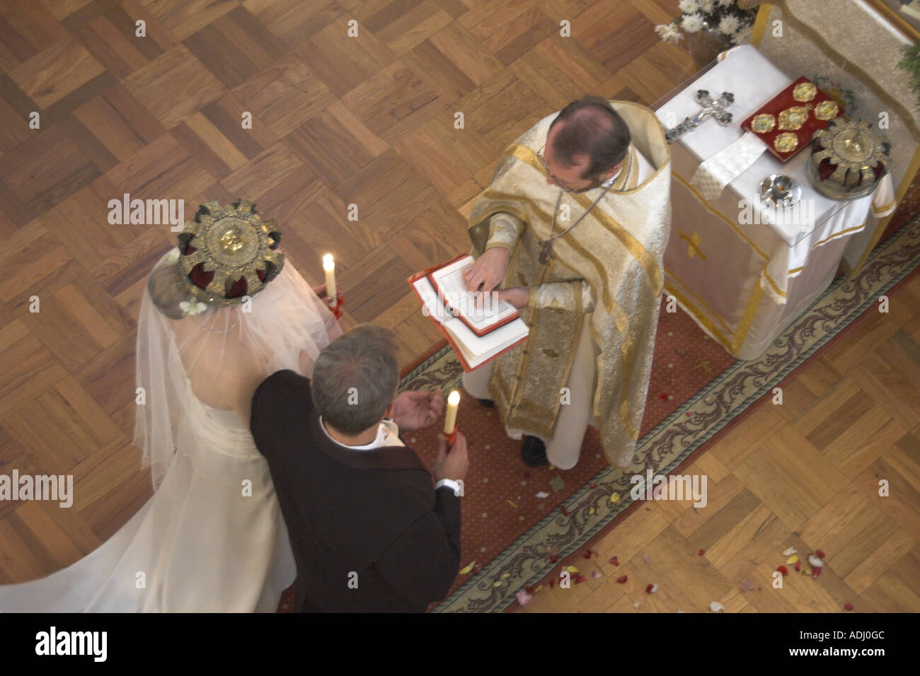 Priest conducting a wedding hi-res stock photography and images - Alamy