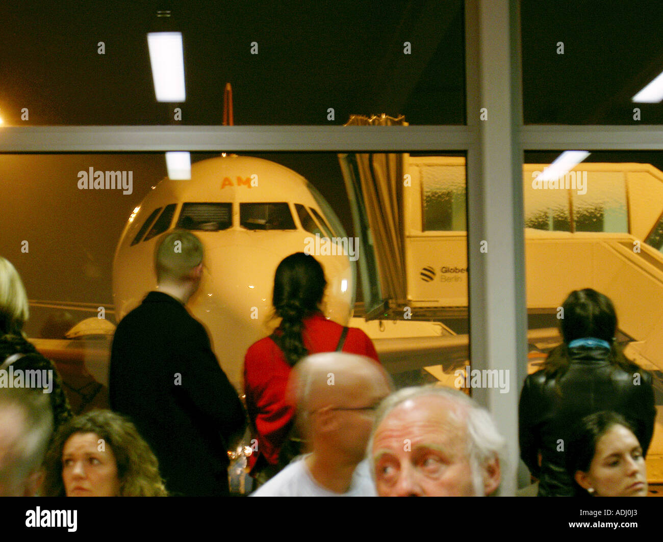 Boarding passengers aircraft hi-res stock photography and images - Alamy