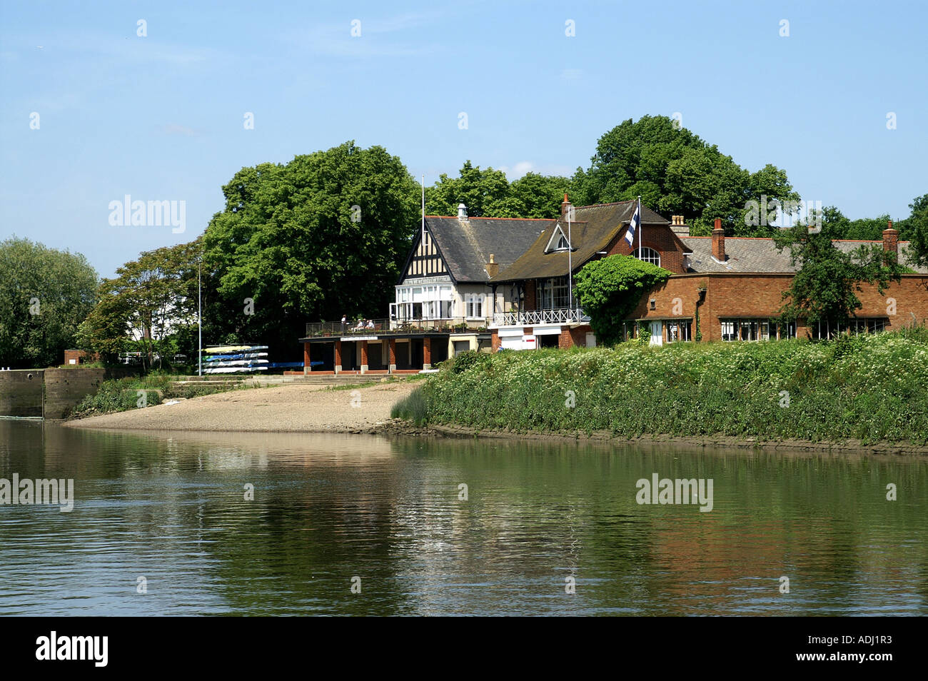 Rowing boats tied up thames hi-res stock photography and images - Alamy