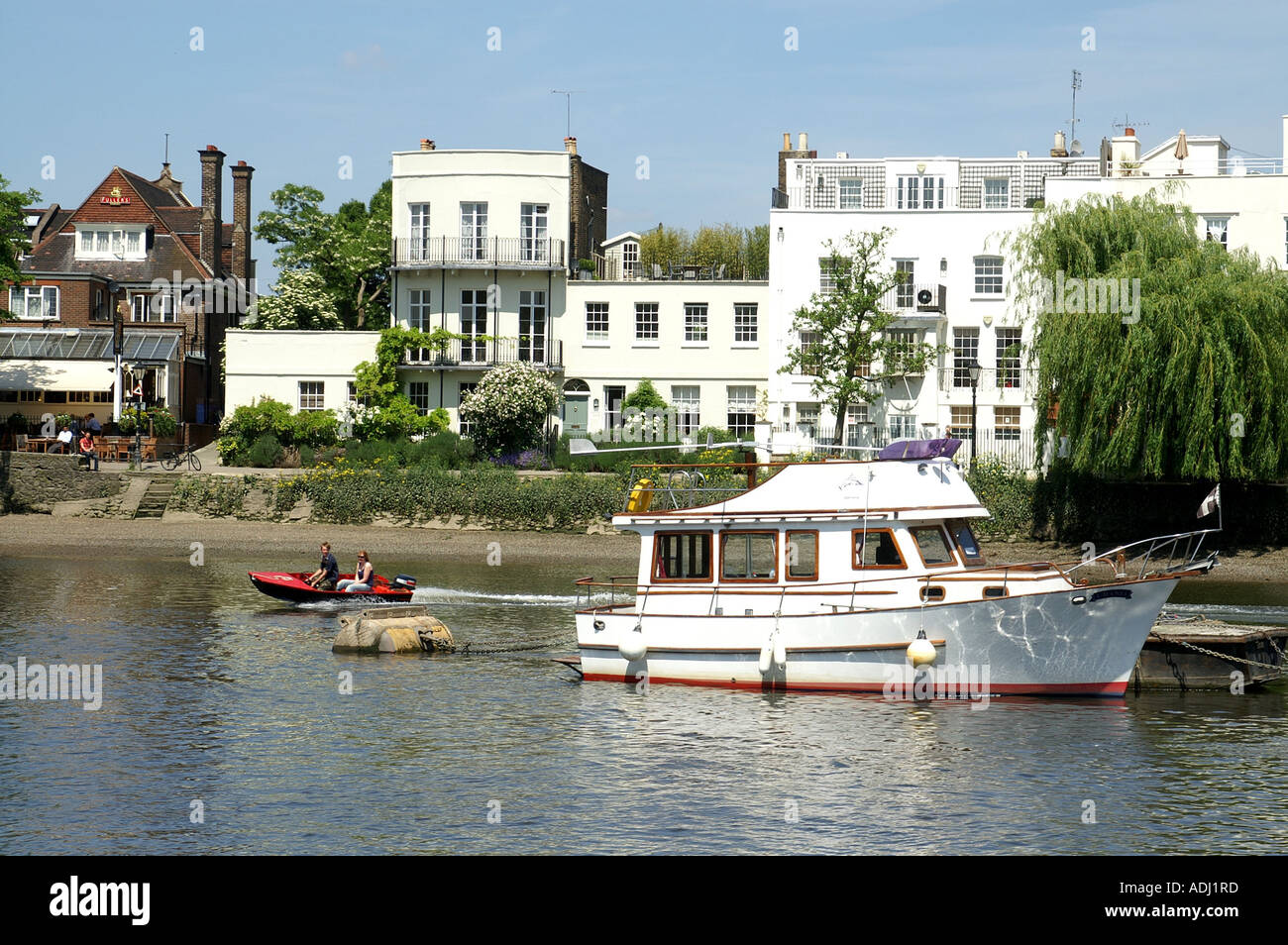 Riverside properties near chiswick bridges Stock Photo - Alamy