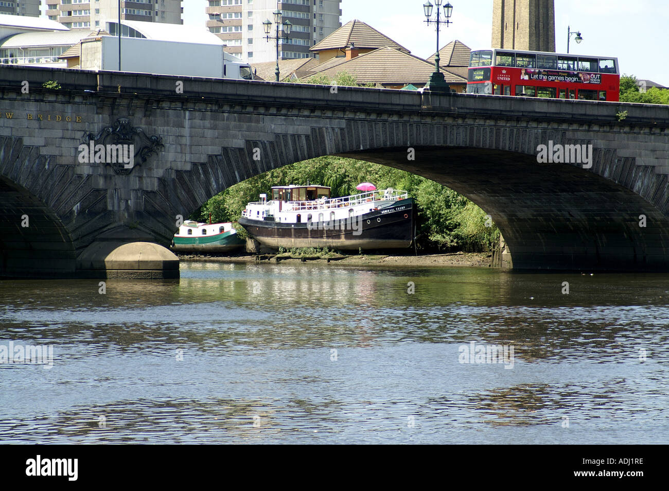 Kew bridge hi-res stock photography and images - Alamy