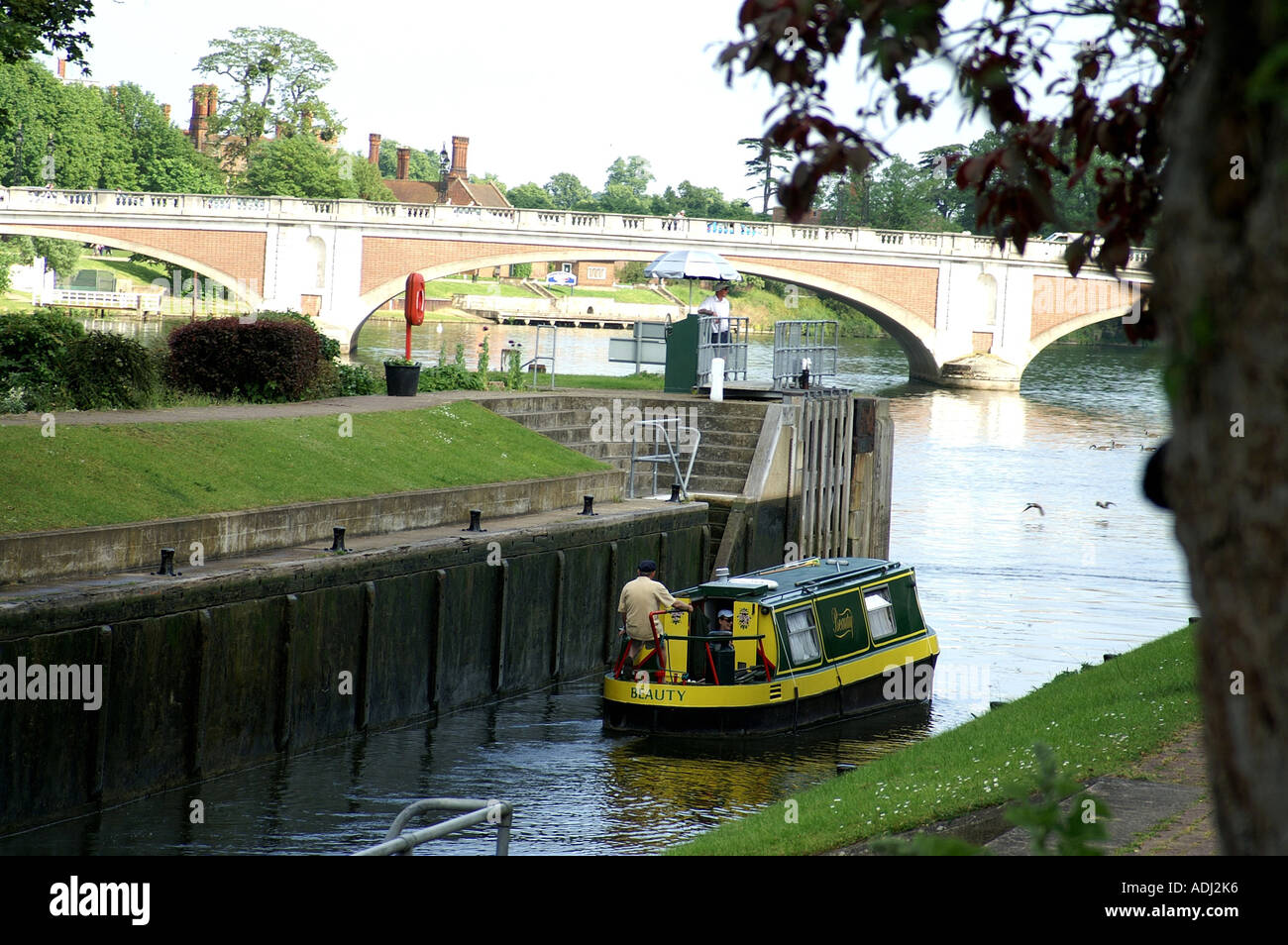 The lock at Hampton Court River Thames London England Stock Photo - Alamy