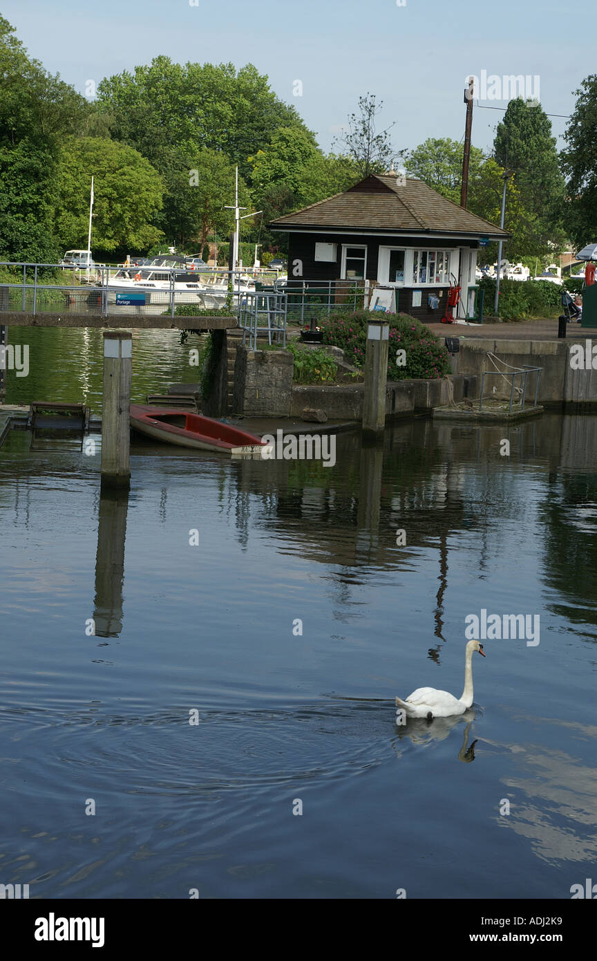 The lock at Hampton Court River Thames London England Stock Photo - Alamy