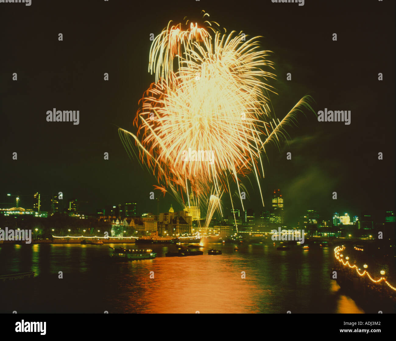 Firework display on the thames hi-res stock photography and images - Alamy