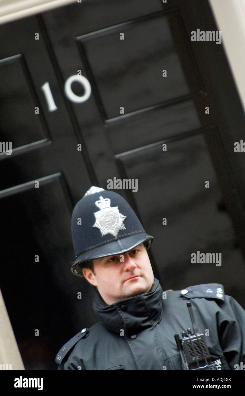 Policeman Outside 10 Downing Street High Resolution Stock Photography ...