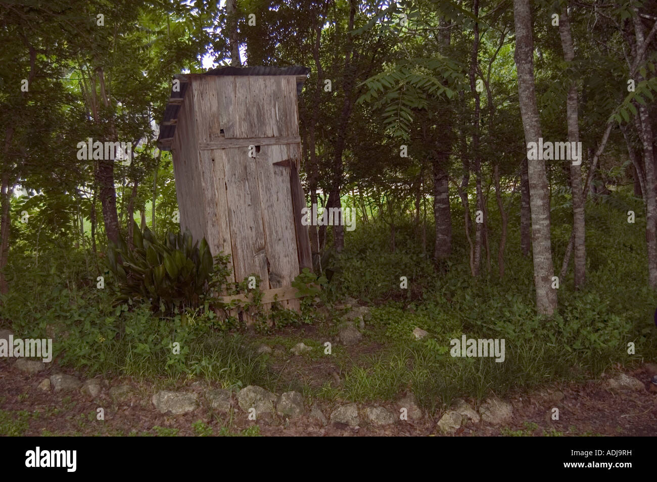 The old out house Stock Photo - Alamy