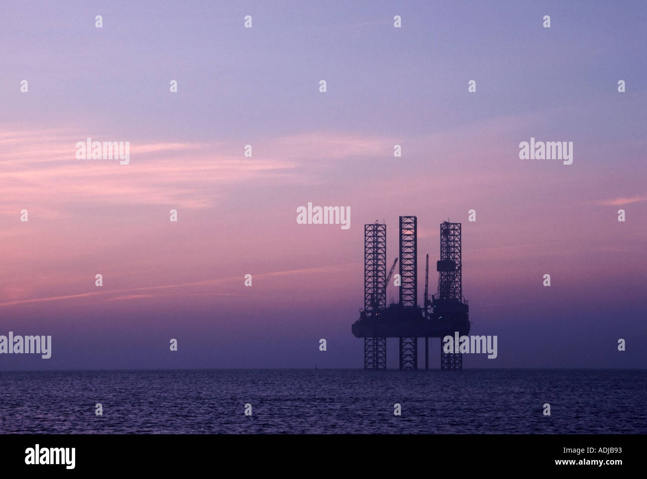 Sea oil rig hi-res stock photography and images - Alamy