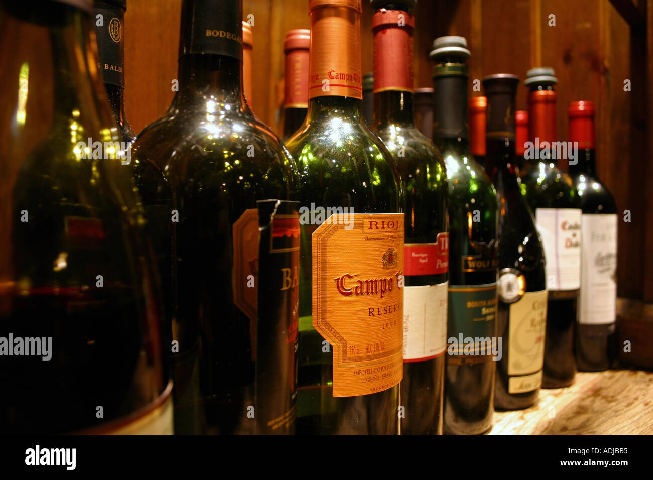 Bottles behind a bar hi-res stock photography and images - Alamy