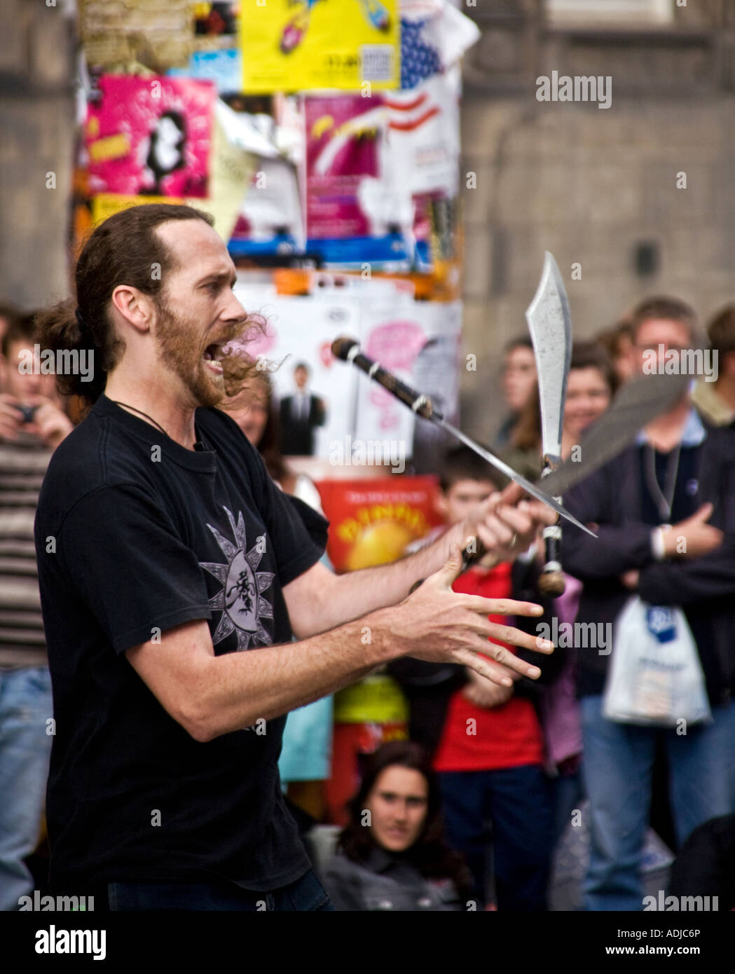 Entertainer juggling knives at the Edinburgh festival fringe Royal Mile ...