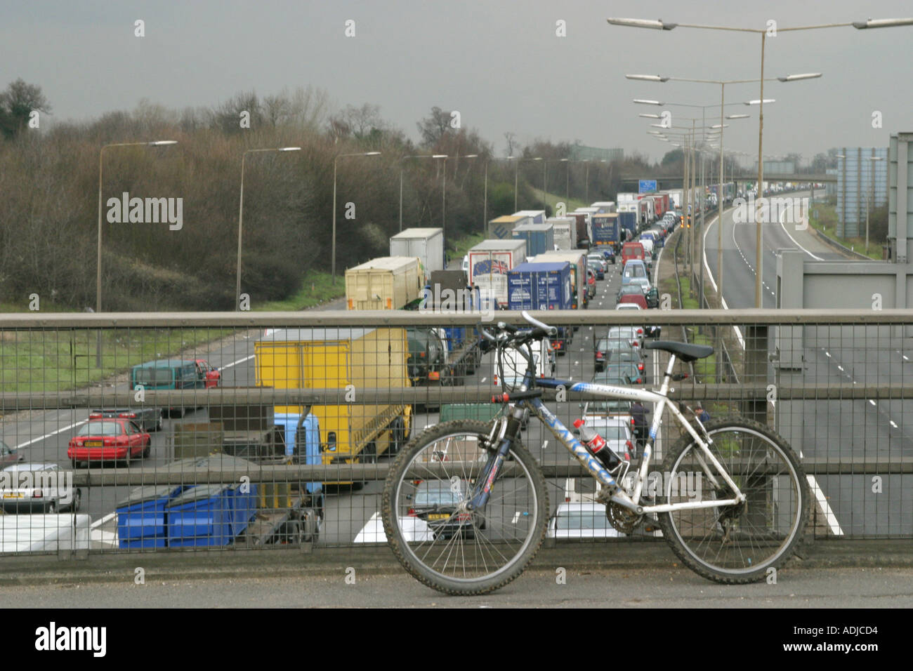 Traffic jam on the M25 motorway Stock Photo - Alamy