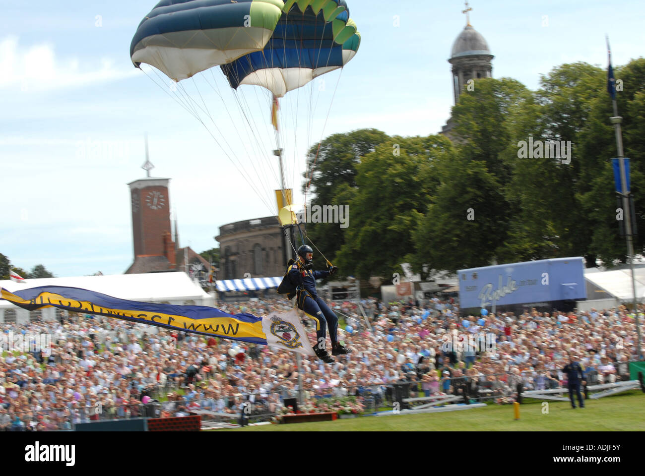Tigers freefall parachute display Shrewsbury Show Stock Photo - Alamy