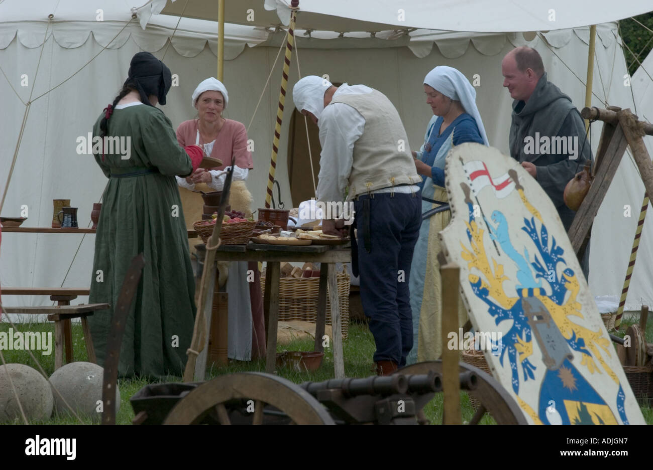 Medieval costume people hi-res stock photography and images - Alamy