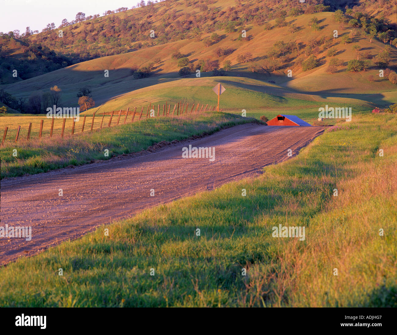 Barn and road hi-res stock photography and images - Alamy