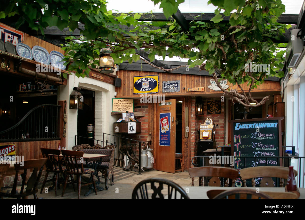 Traditional english pub interior hi-res stock photography and images ...