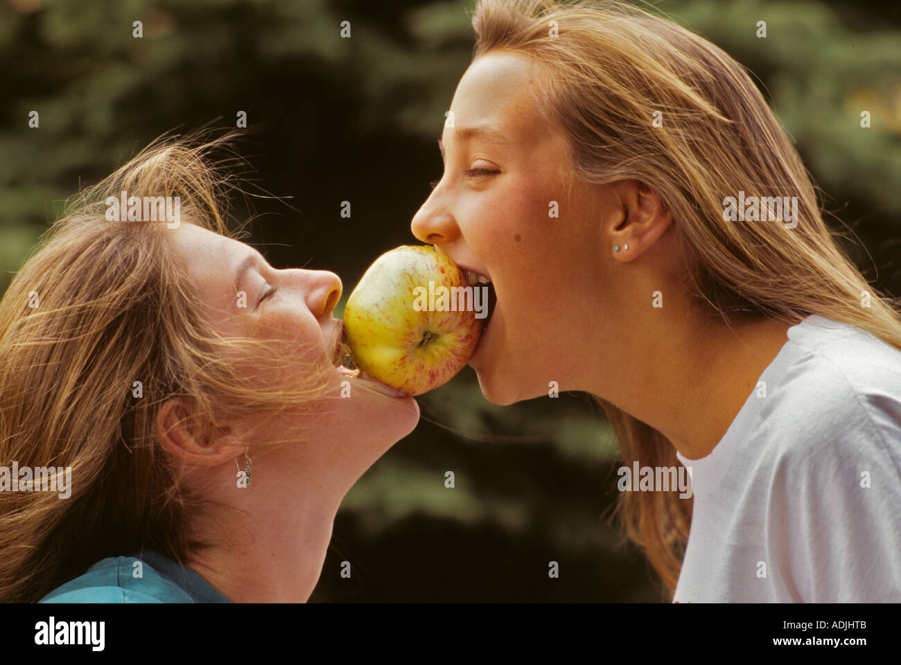 Kids sharing an apple hi-res stock photography and images - Alamy