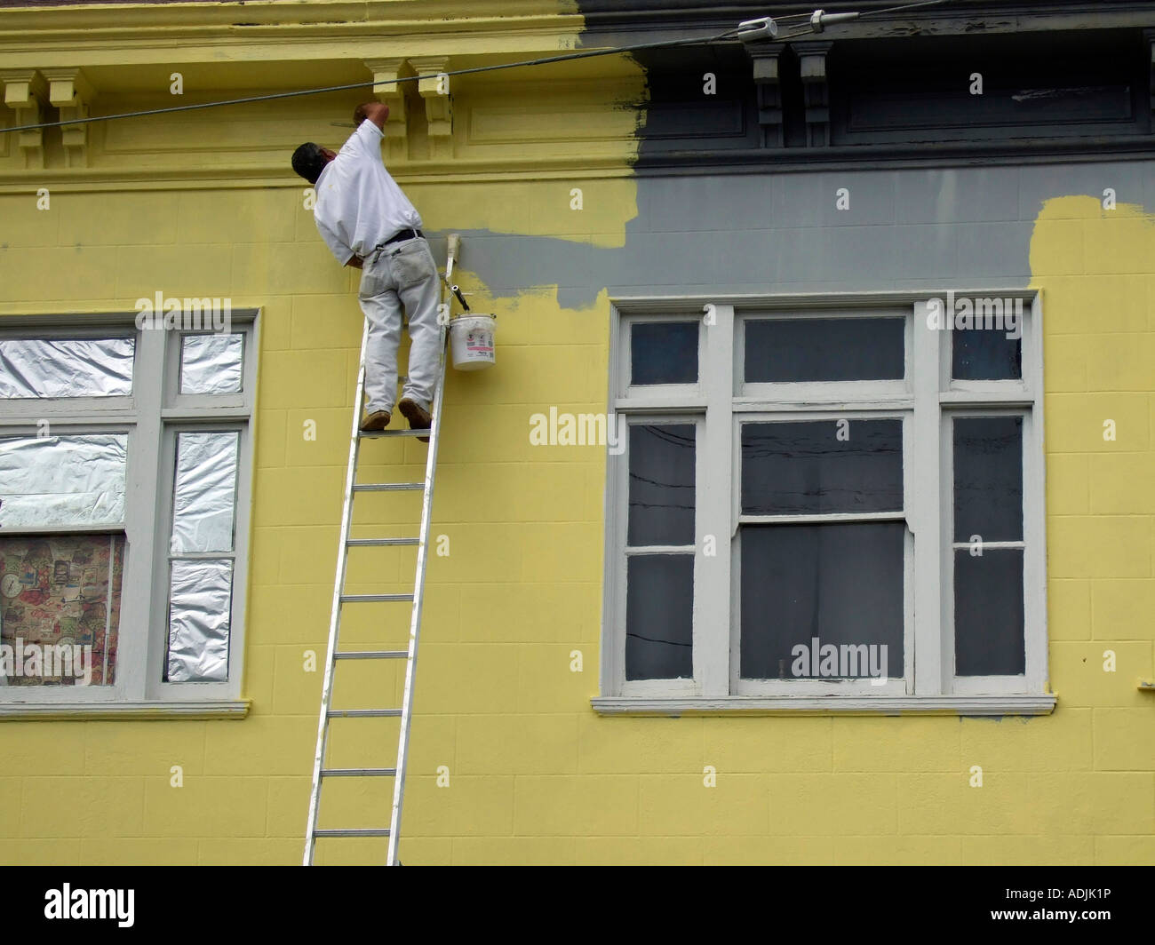 Painting house exterior ladder hi-res stock photography and images - Alamy
