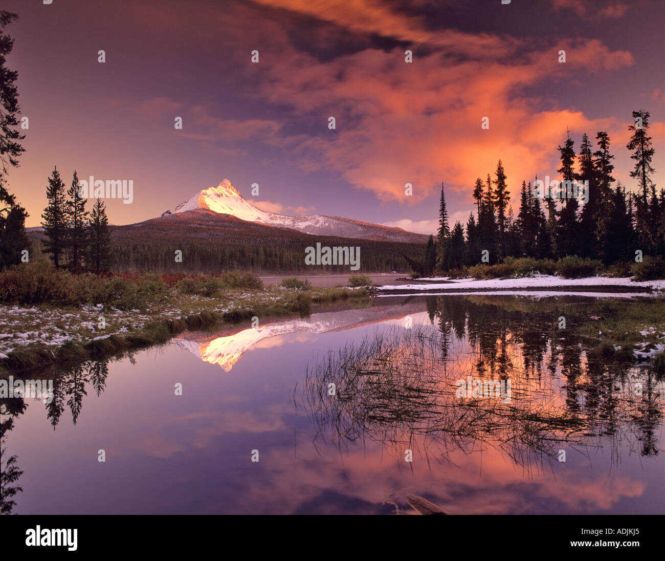 Mount Washington reflection in Big Lake Oregon Stock Photo - Alamy