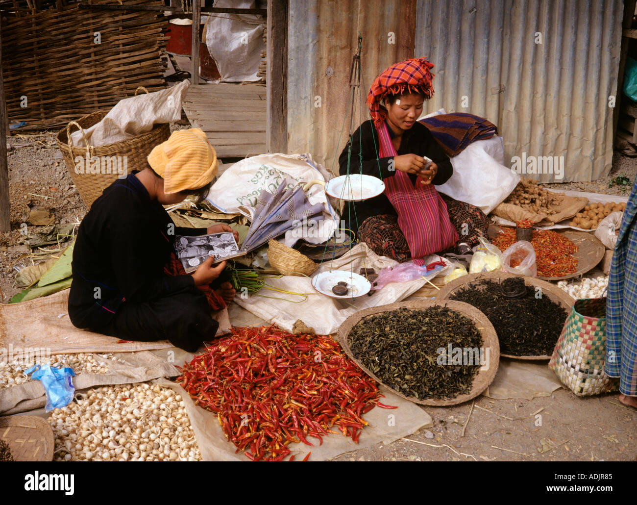 Orient market sellers tribe tribal hi-res stock photography and images ...