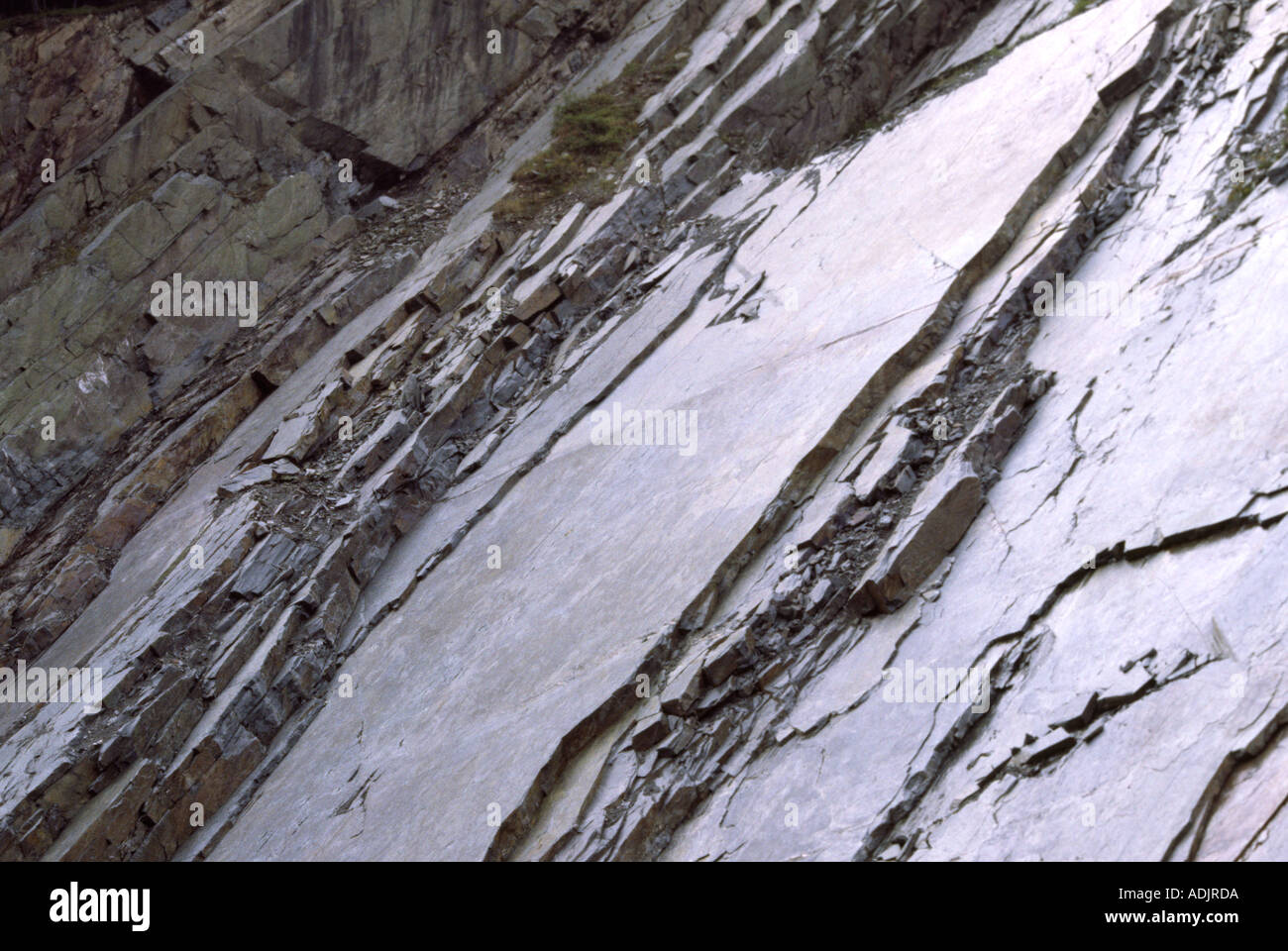 Geology rock face of tilted sedimentary stone Stock Photo - Alamy