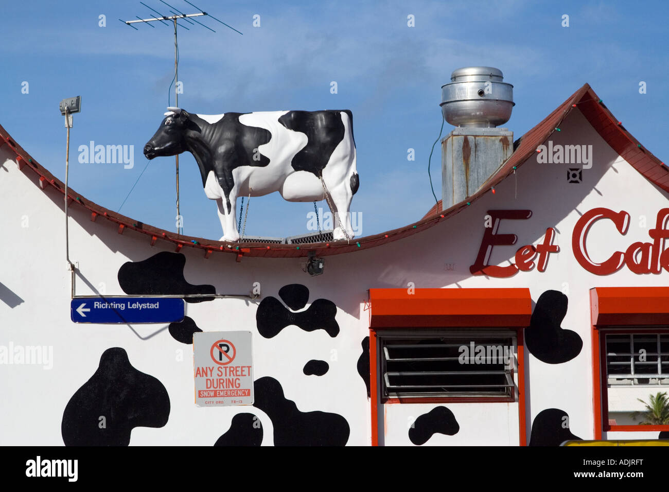 Cow on roof of Eetcafé The Paddock Stock Photo - Alamy
