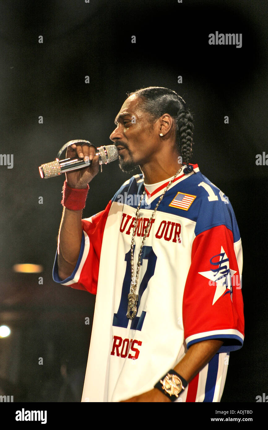 Rapper Snoop Dog in concert Stock Photo - Alamy