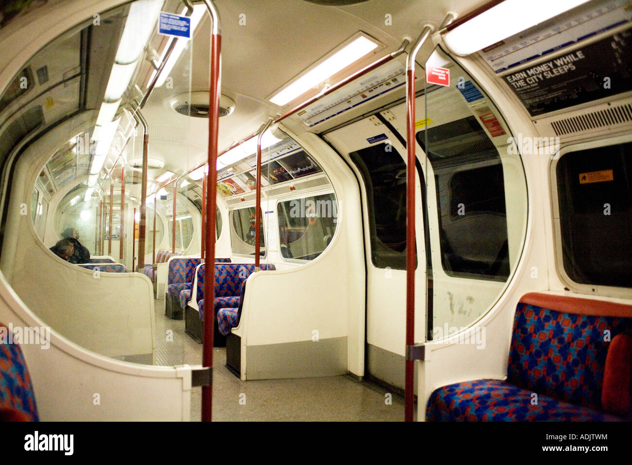 Empty underground subway platform hi-res stock photography and images ...