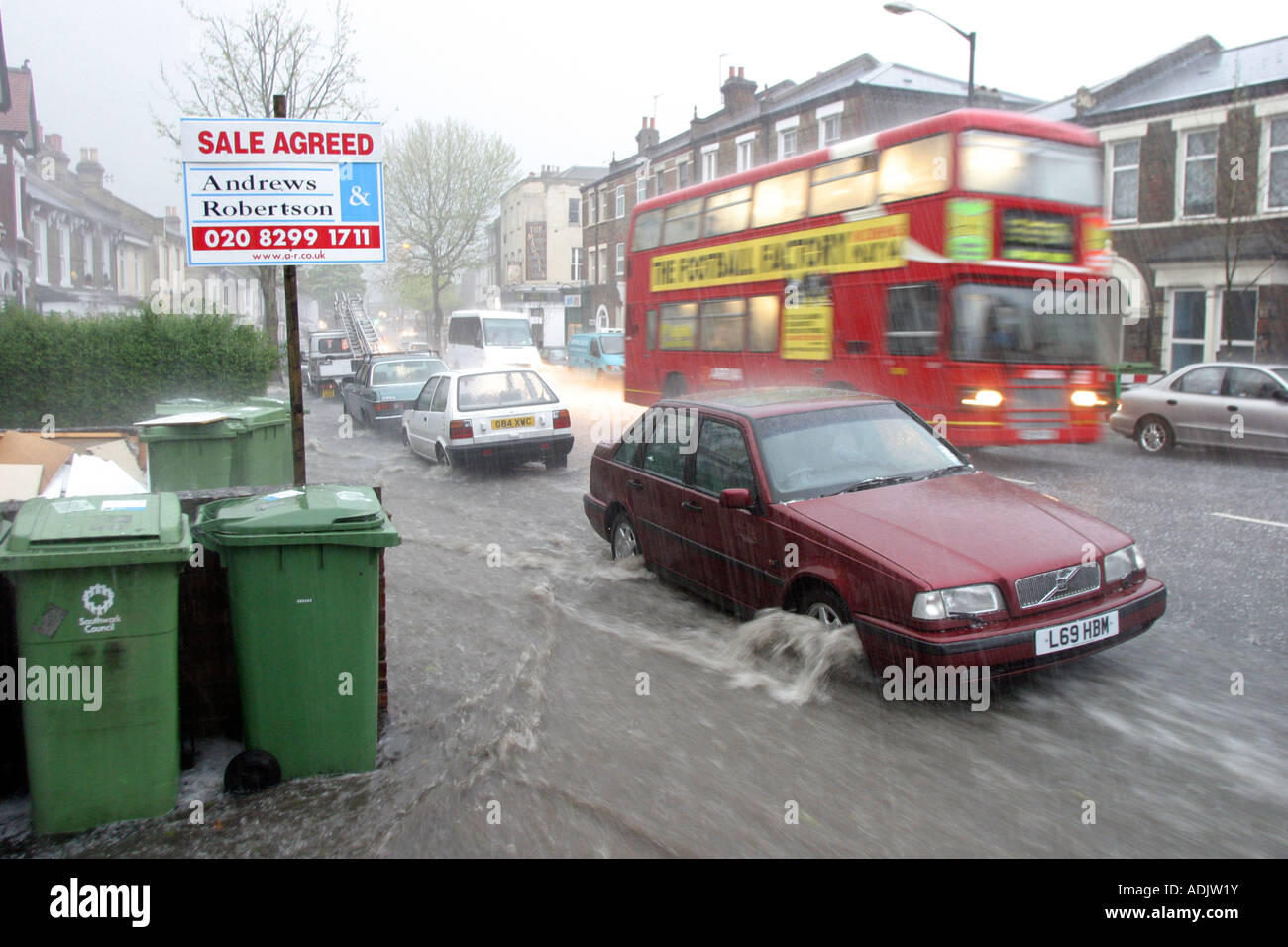 London flooding street hi-res stock photography and images - Alamy