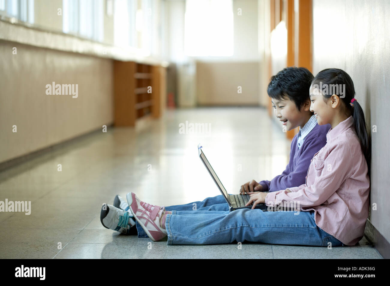 Girl in school hallway hi-res stock photography and images - Alamy