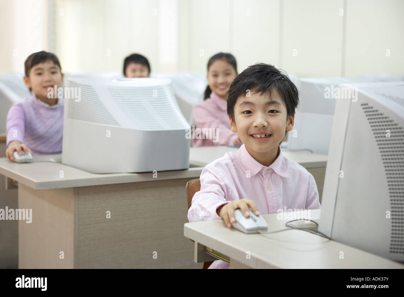 Kids computer lab hi-res stock photography and images - Alamy