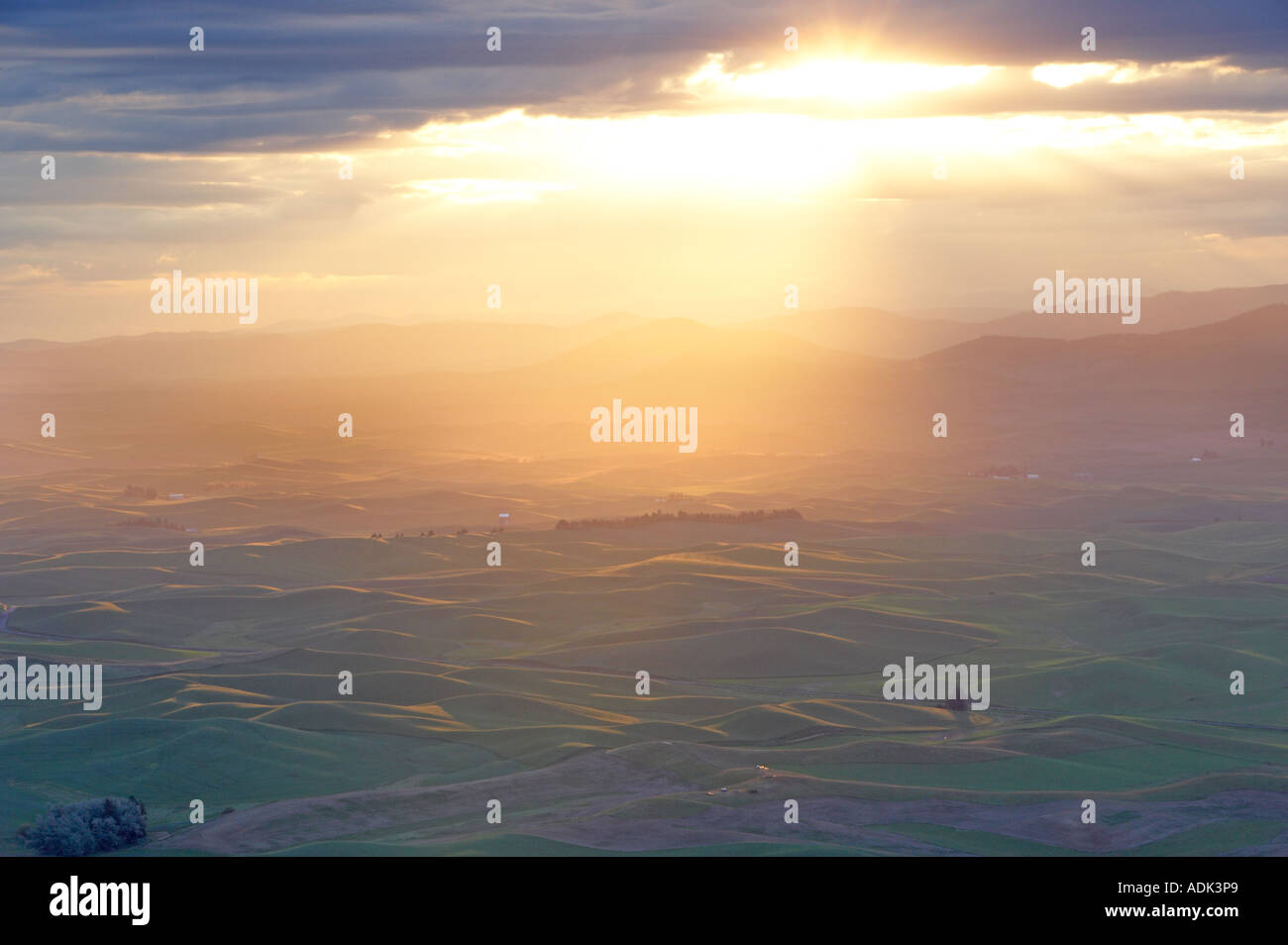 Sunsetting over land hi-res stock photography and images - Alamy