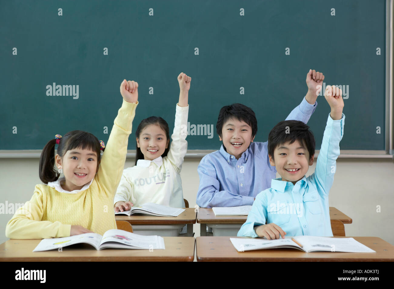 Group of school children smiling hi-res stock photography and images ...