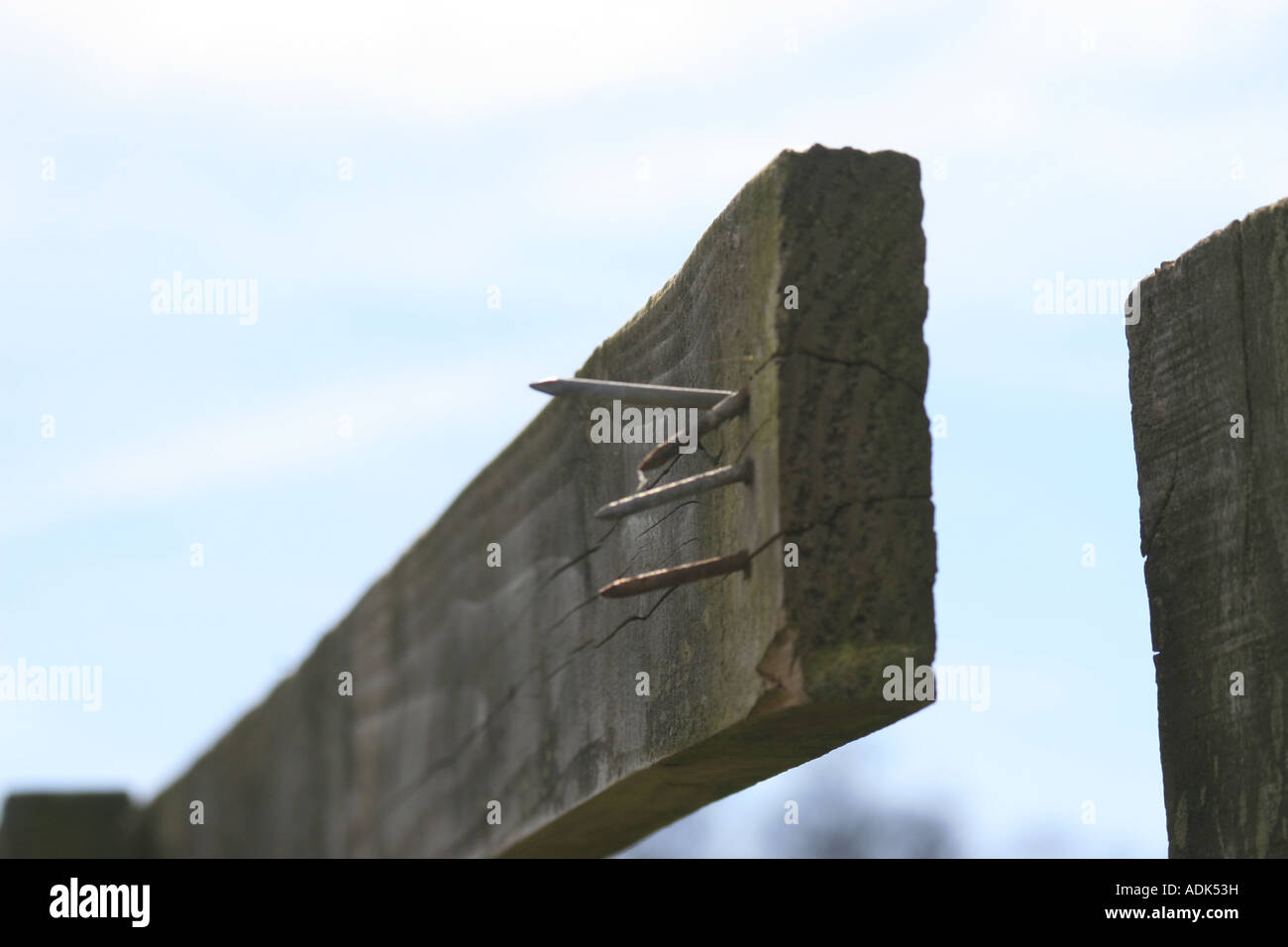 Broken fence fix hi-res stock photography and images - Alamy