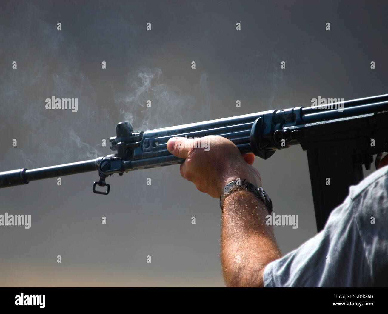 Man firing automatic rifle Stock Photo - Alamy