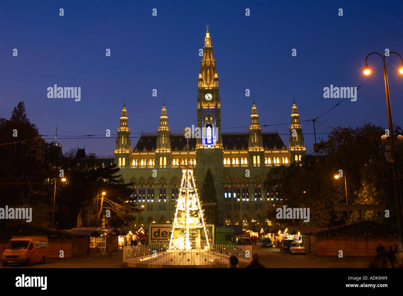 Rathaus night neues rathaus vienna hi-res stock photography and images ...