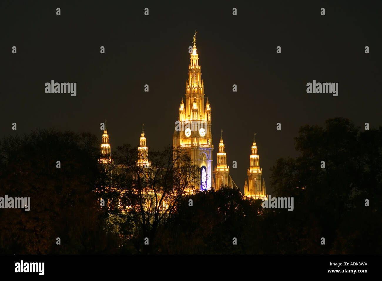 Neues Rathaus At Night Vienna Austria Stock Photo - Alamy